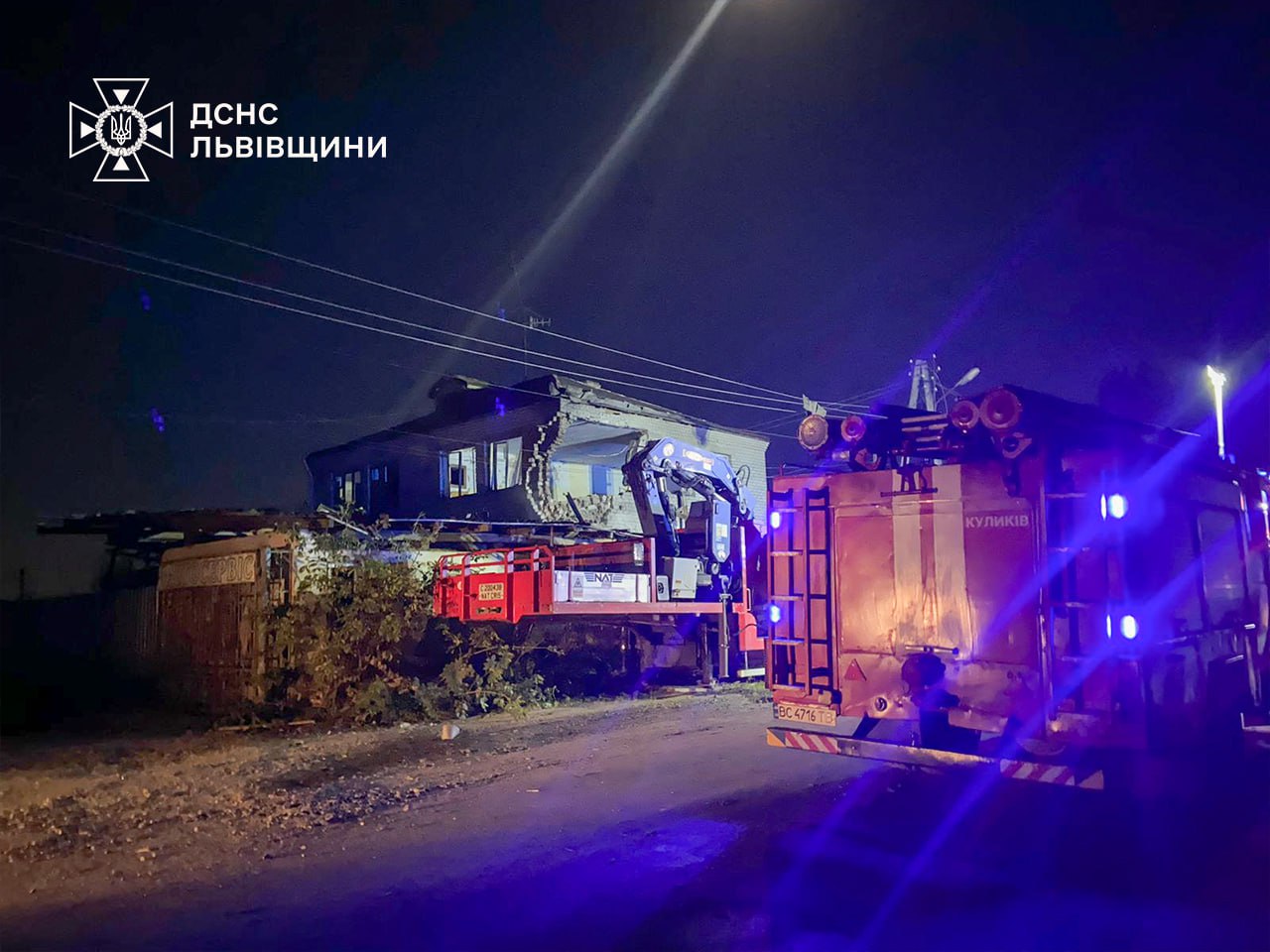 На Львівщині через падіння уламків дрона виникла пожежа Україна інфо