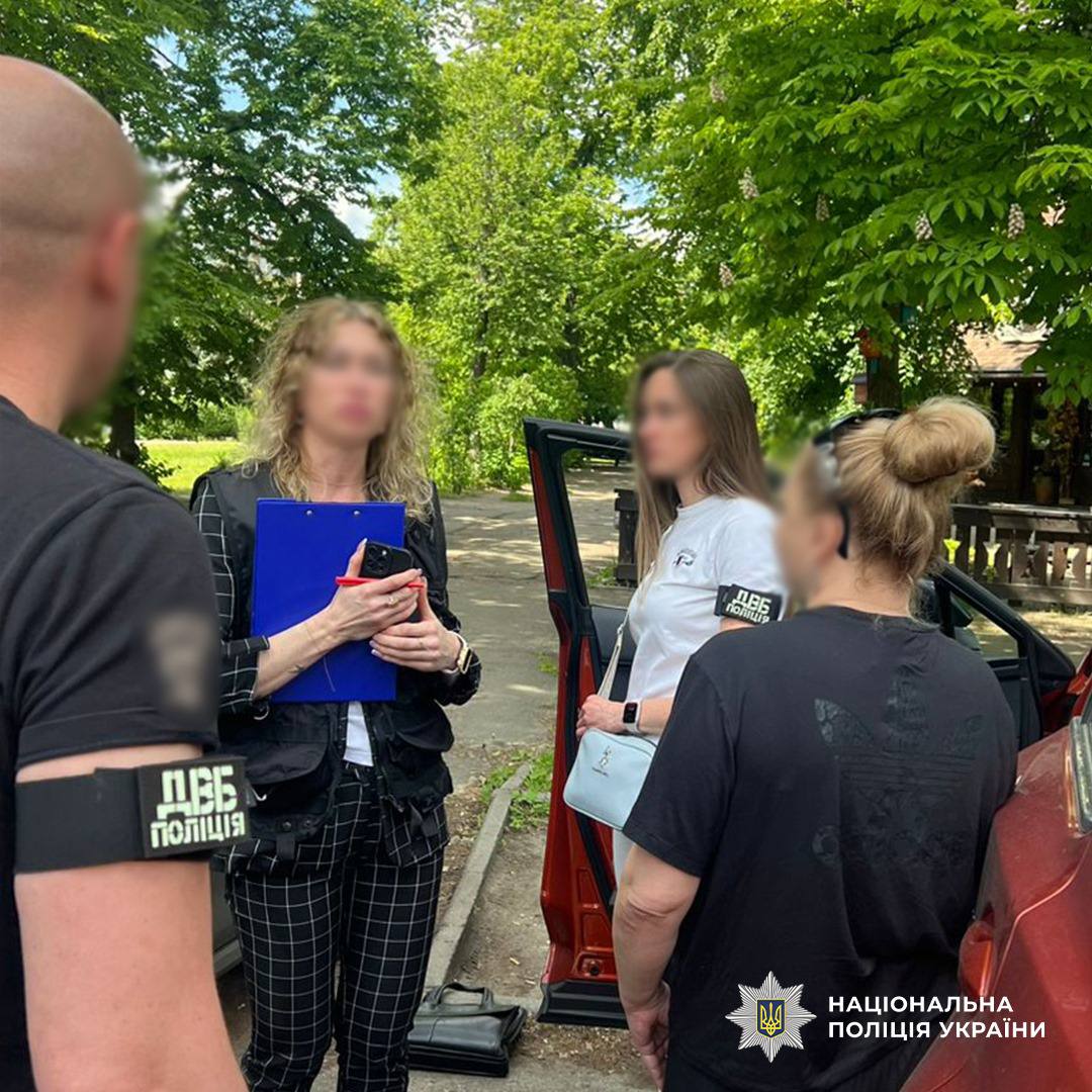 У Києві Нацполіція затримала жінку яка за 4 тис доларів обіцяла зняти військовозобовязаного з