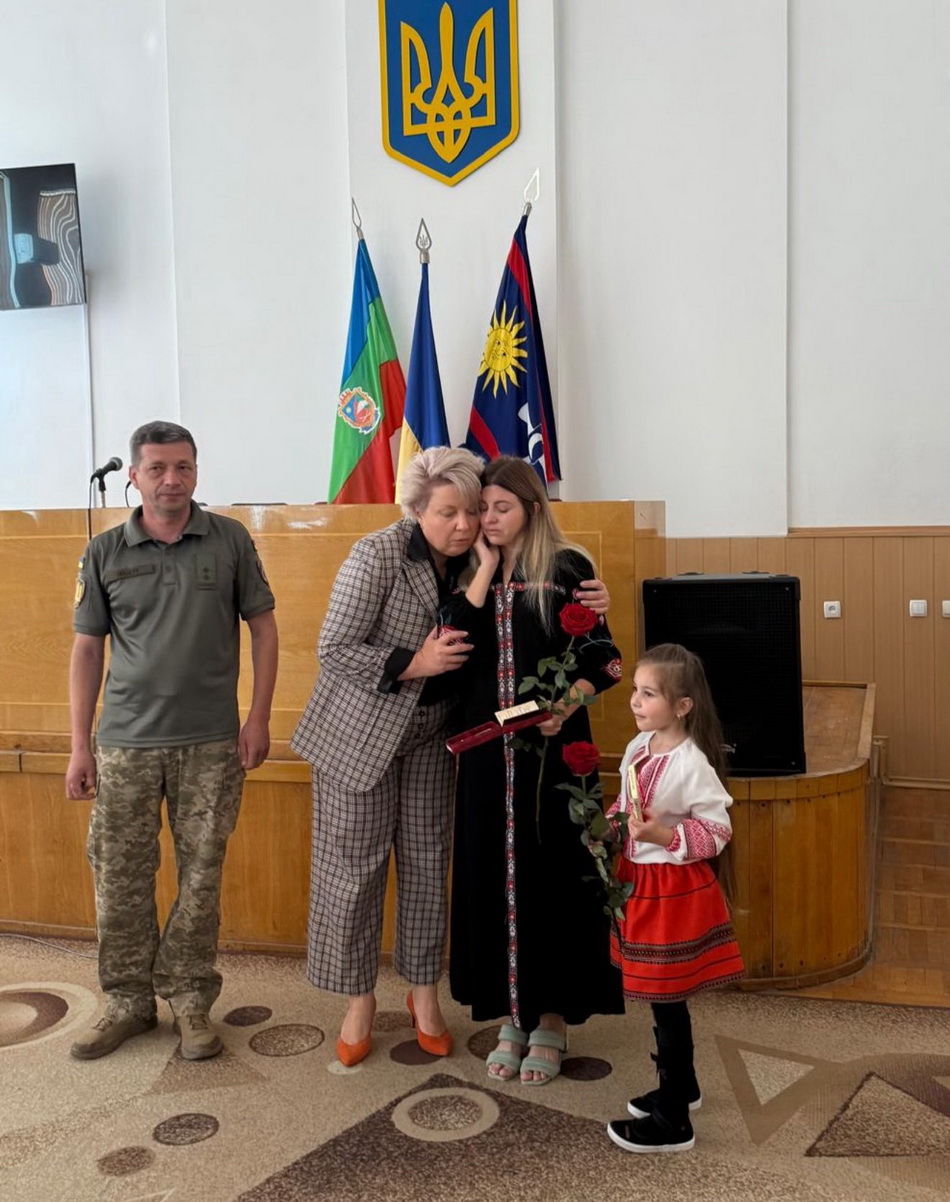 У Гайсині вручили державні нагороди рідним полеглих воїнів. Читайте на UKR.NET